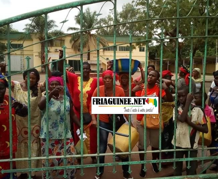Fria/Urgent: les manifestantes s’installent dans la cour de la ...