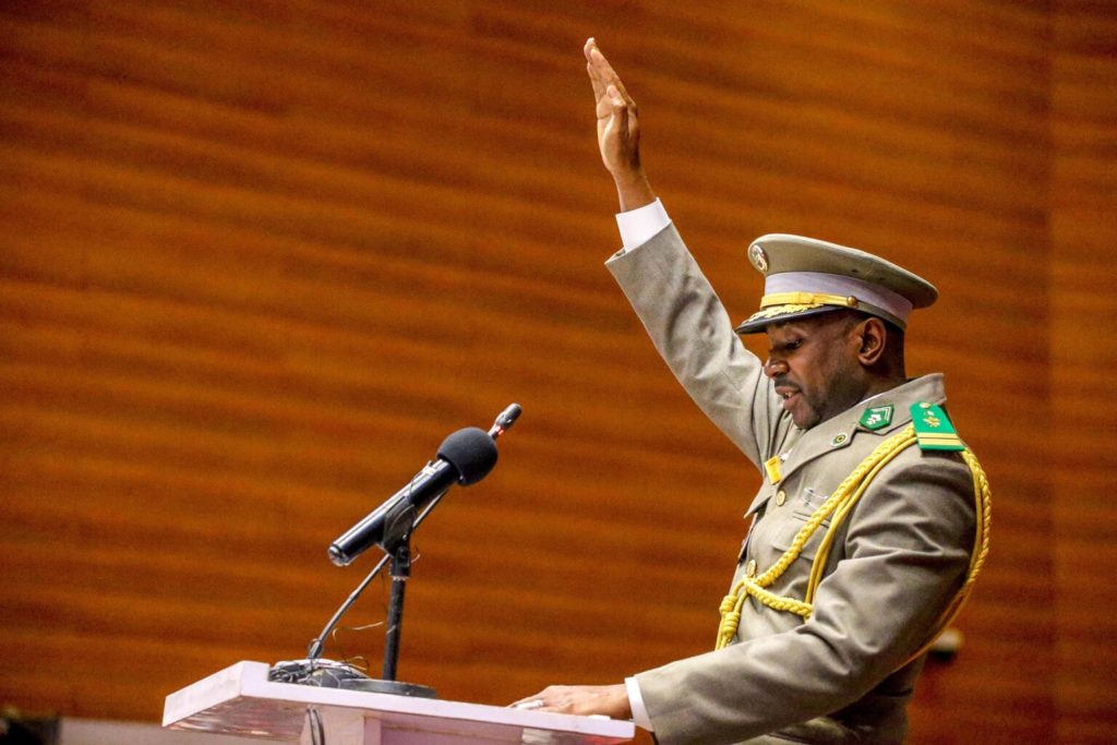 Mali : le Colonel Assimi GOITA officiellement installé dans ses ...